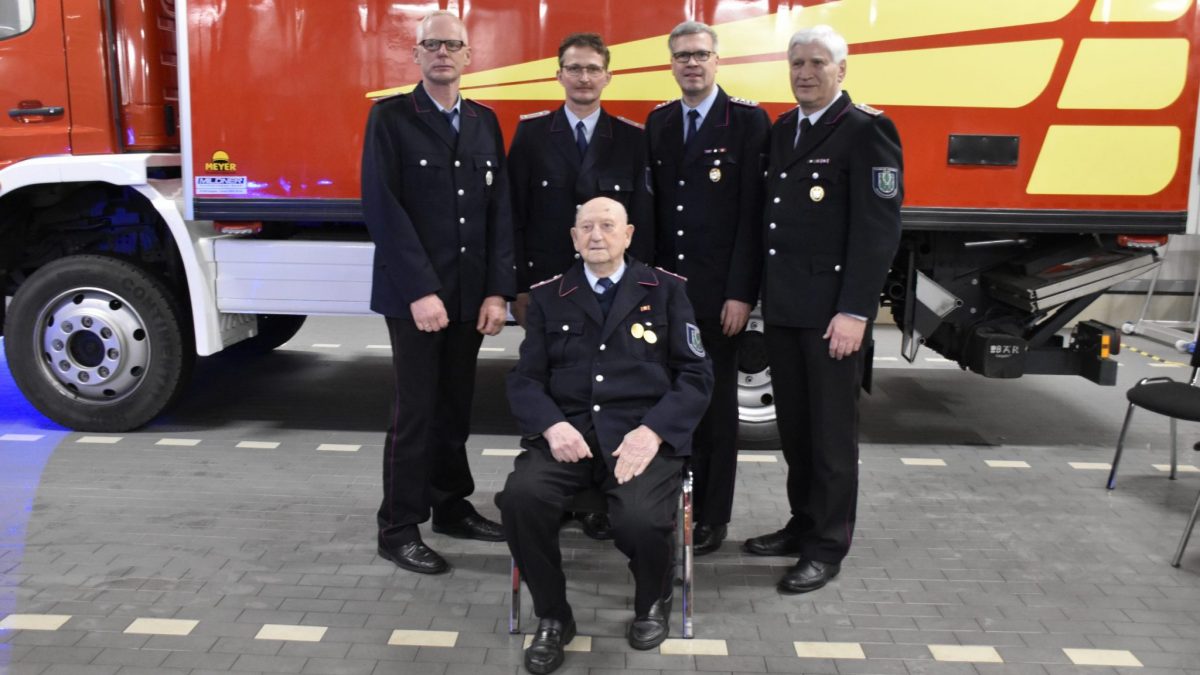 Ehrung für 80-jährige Mitgliedschaft in der Freiwilligen Feuerwehr ...
